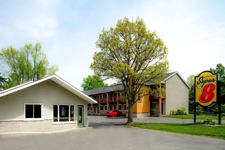 Super 8 By Wyndham Kingston - Kingston