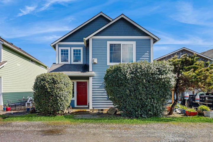 Dog-friendly Home Near The Ocean With Gas Fireplace & Partial Water Views - Newport, OR