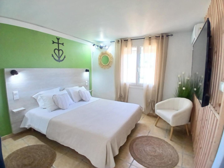 Hôtel Quai D'azur - Saint-Laurent-d'Aigouze