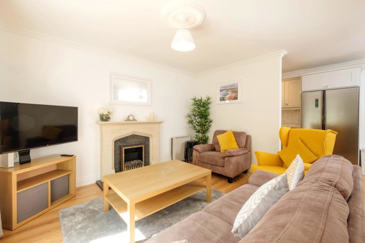 Stylish & Modern 6-bed City Townhouse W/parking - Galway