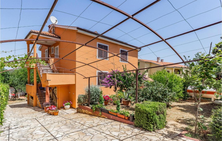 Two-bedroom Apartment In Medulin - Banjole