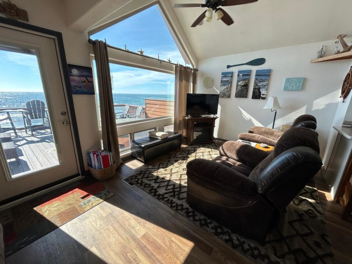 Ocean Front Cabin 14 W Jacuzzi & Gorgeous Views - Brookings, OR