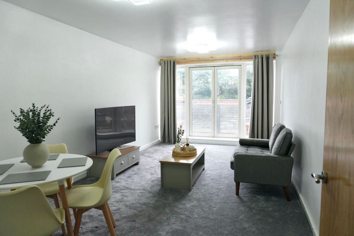 Triumph House 1 Bedroom Apartment By Homesonclouds - Coventry