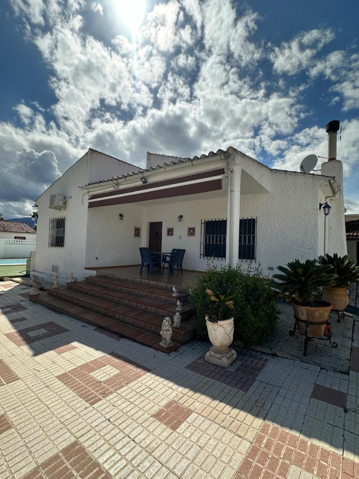 Chalet Independiente En Zona Residencial Rural Con Piscina Privada - Jaén, Spain
