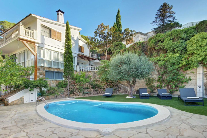 Villa Portugal With Pool & Mountain View - Lloret de Mar