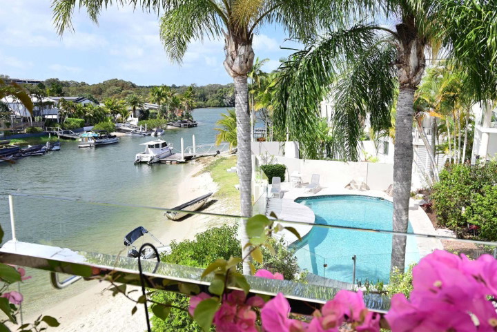 St Tropez 8 - Waterfront Retreat With Rooftop Spa & Sauna - Noosaville