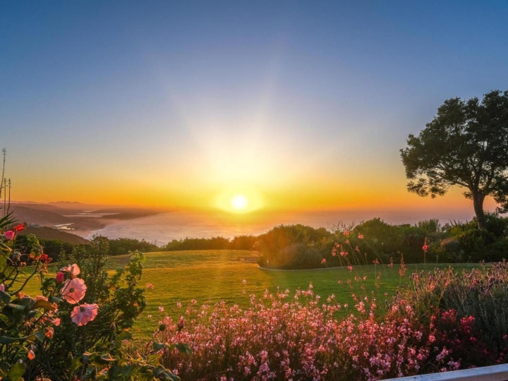 Hilltop Boutique Hotel - Victoria Bay
