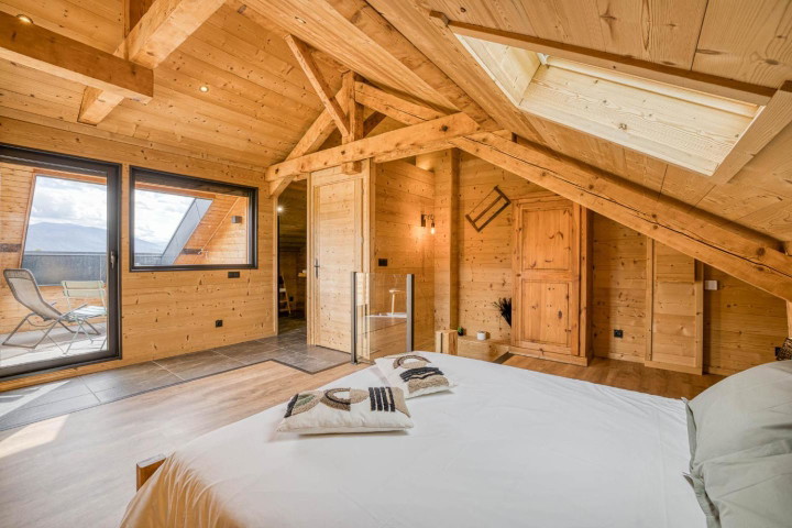 L'écureuil, Chez Le Charpentier D'antan, La Chaleur Du Bois, Le Calme De La Campagne - Annecy-le-Vieux