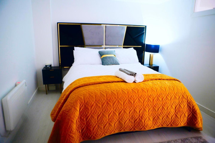 Perfect 1 Bed Apartment Sleeps 5 1 Kingsize Bed 1 Double Sofabed & Foldable Single Bed Free Parking Wifi Good Transport Network Shopping Holiday Makers Families Contractors In North London - Ilford