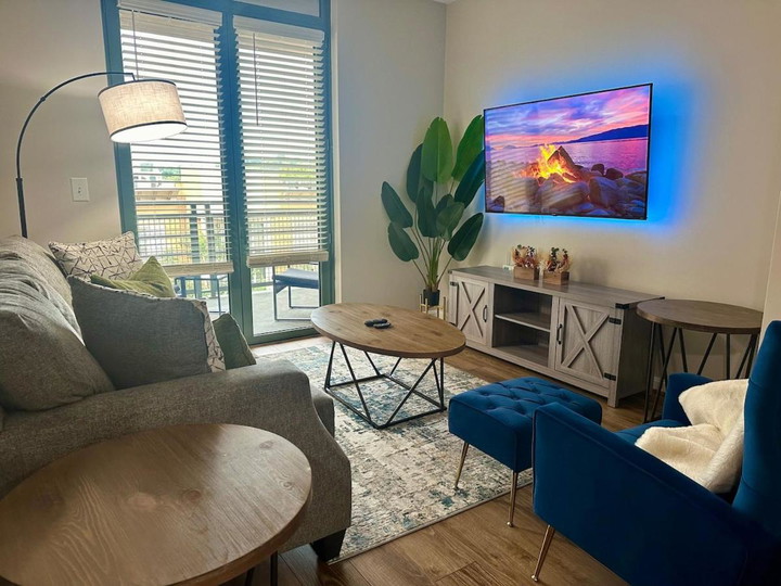 Beautiful Arlington Apartment With Pool & Parking! - Falls Church, VA