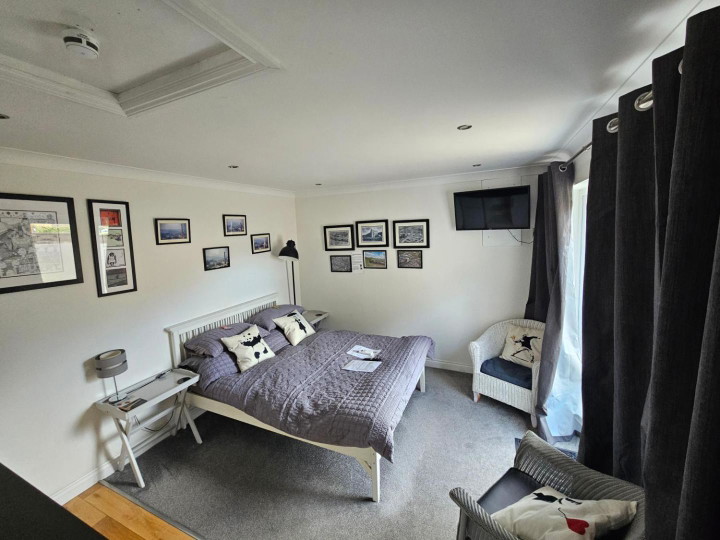 Modern Immaculate Studio With Ac & Parking, Outside The Caz - Bristol