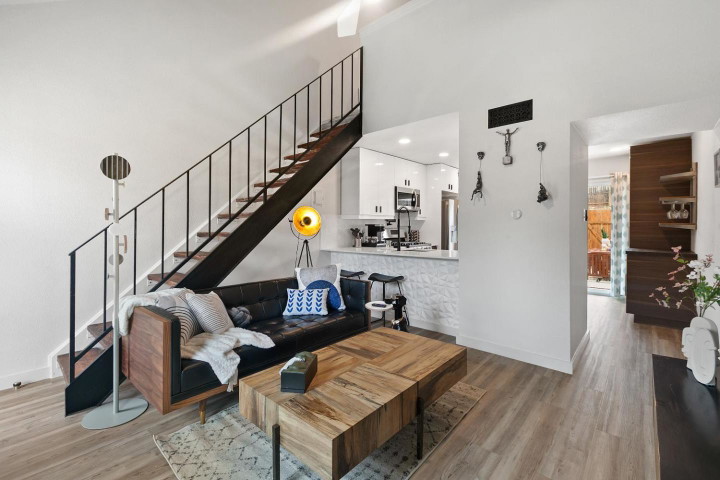 Contemporary Couples Getaway Near Austin Favorites - Loft 21 - Austin