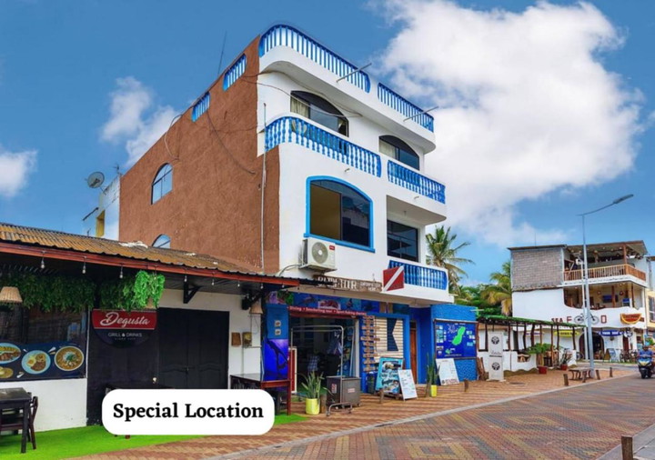 Apartment In San Cristóbal With 2 Bedrooms, 6 Beds, Living Room, Dining Room, Kitchen, Private Balcony, Terrace With Ocean View, Washer, Satellite Internet, Near Bars And Restaurants - Blue Horizon - Galápagos Home - Galápagos Islands