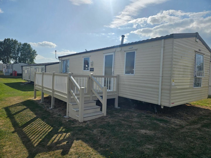 3 Bed Static Van With Decking - Dymchurch
