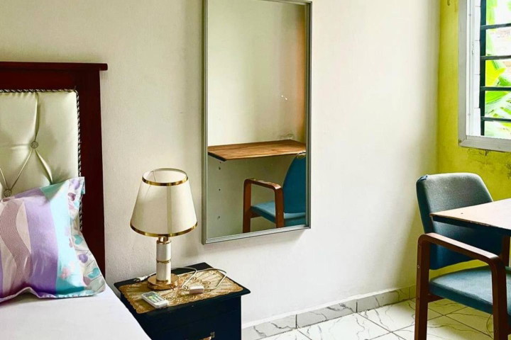 1 Bed Studio Sleeps 2 - Wifi Balcony Parking - Douala