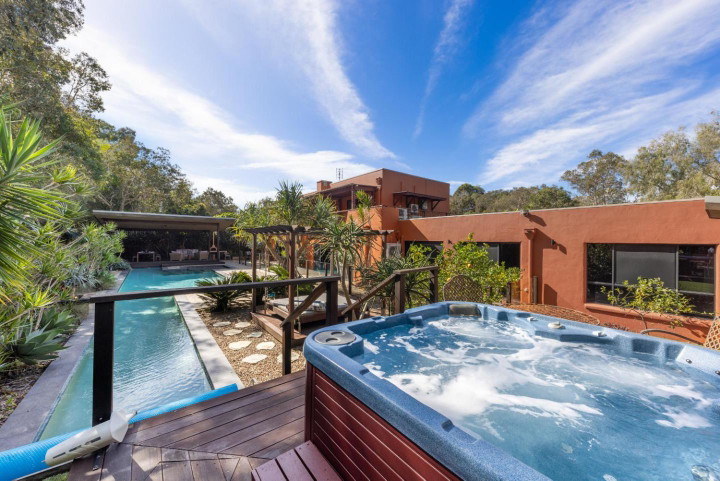 Solterra- Luxury 25m Pool, Spa & Private Acreage Mudjimba - 5min Airport - Mudjimba