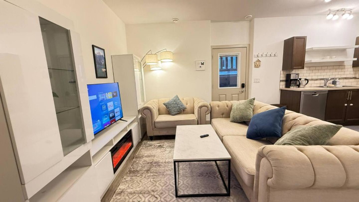 Red Deer Stay- 2br Private Suite - レッド・ディア