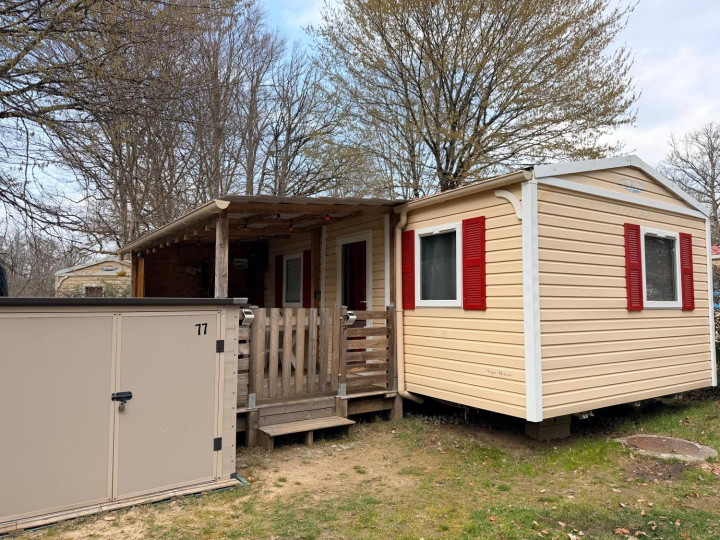 Mobilhome Au Bord Du Lac - Cantal