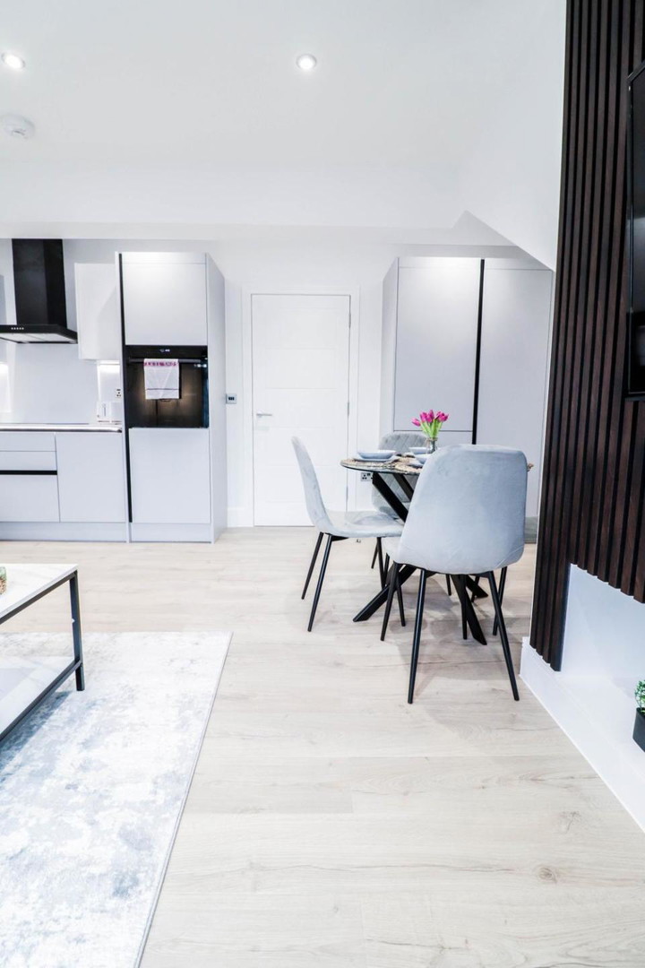 The Booker Retreat - Bright 1br Top Floor Apt With Free Secure Underground Parking - High Wycombe