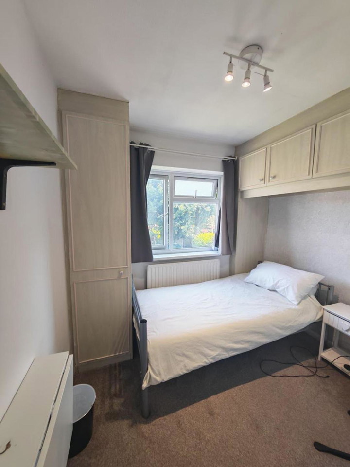 Standard Single Room With Shared Bathroom - Brentford