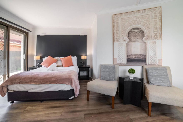 Classic Family Room - Sleeps 4 - Burwood