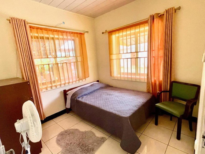 3 Bed House - Sleeps 6 - Garden - Parking - Wifi - Suriname