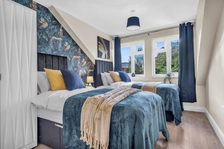 Central Coventry Gem: Walk To Attractions Sleeps 9 - Coventry