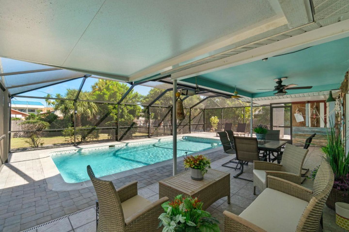 Charming Beach House, Heated Pool, Prime Location - Bonita Springs, FL