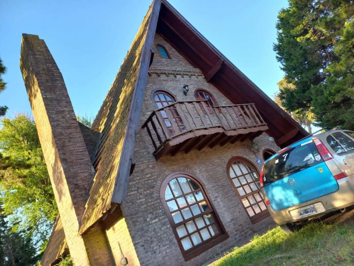Casa Alpina Espaciosa A 2 Cuadras Del Centro De Villa Gesell Y A 5 De La Playa - Villa Gesell