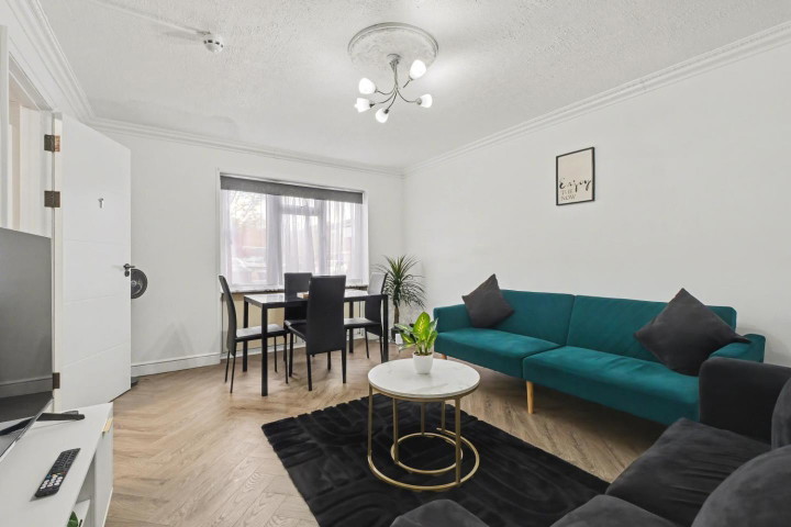 Modern 3 Bed House In Edmonton With Private Driveway Parking - London, UK