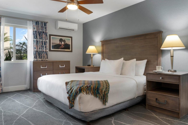 Club Wyndham Dolphin's Cove - Irvine, CA