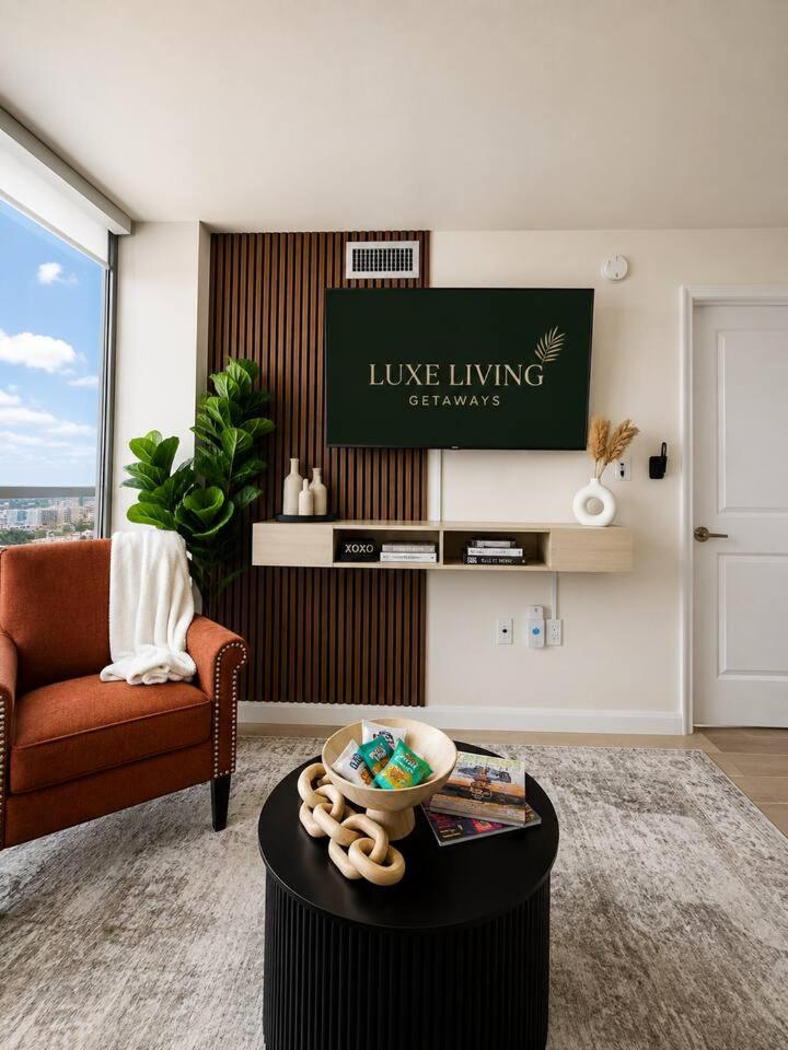 Luxe King Suite City Views Downtown Ft Myers - Fort Myers, FL