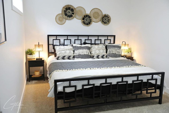 King Bed Disney Long Stays Garage Airport - Edmonton, Canada