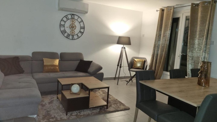 Appartement Dans Un Pavillon - Orange, France