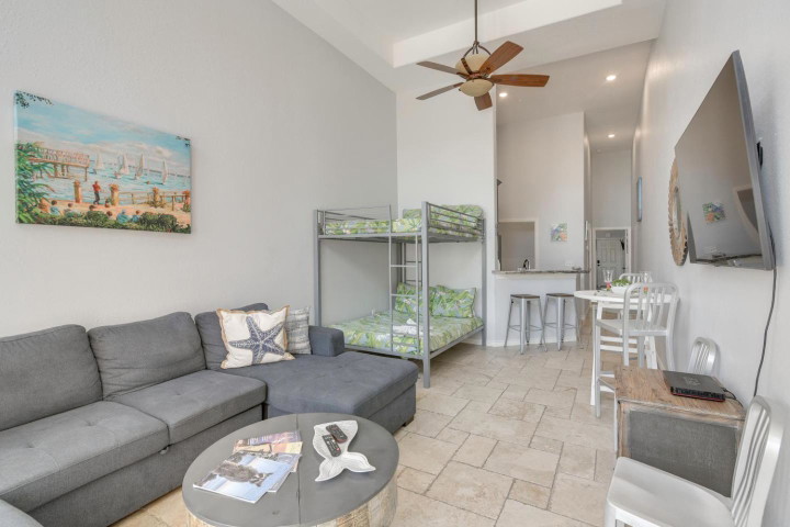 Beach Days, Family Fun! Resort-style Galveston Gem - Tiki Island, TX