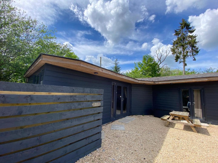 Hunters Hideaway Lodge - Private Hot Tub - Infrared Sauna - Dog Friendly - United Kingdom