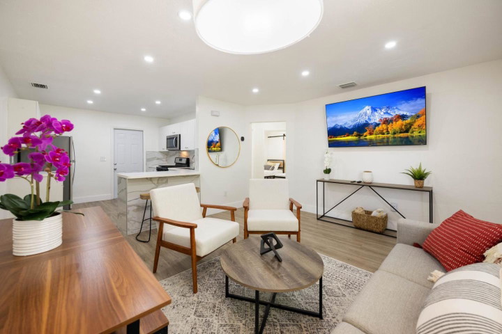 3 Br Smart Home, Close To Airport, Fast Wifi, Patio, Grill & Free Private Parking - Hialeah, FL