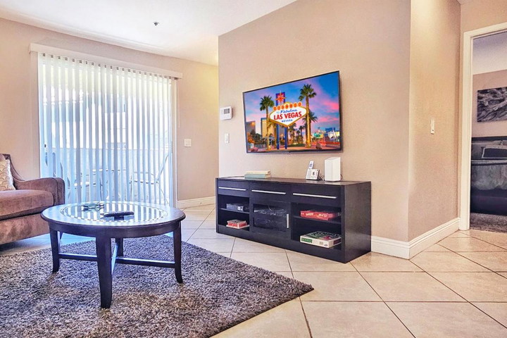 Upgraded Vegas Oasis! Heated Pool, Hot Tub, Gym! - Nevada