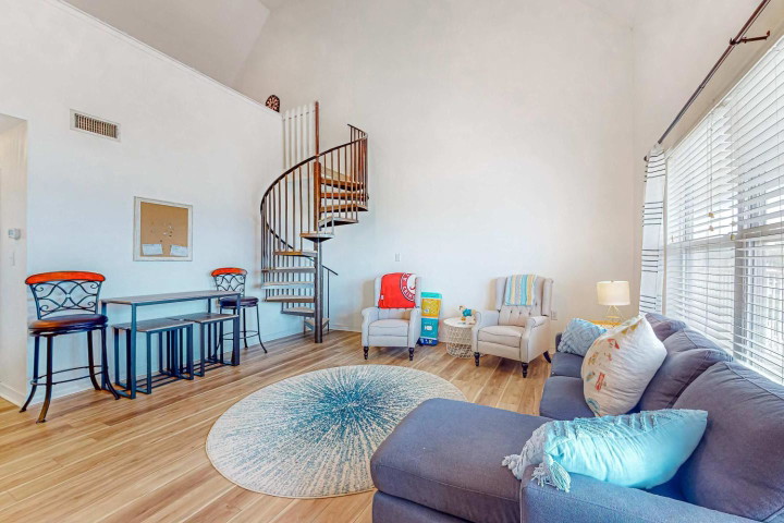 Sunlit Two-story Condo With Pool Walk One Block To The Beach - Alabama