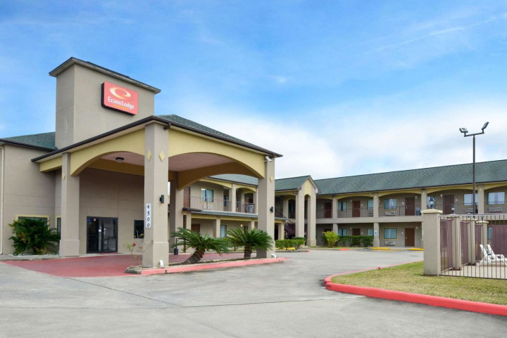 Econo Lodge Inn & Suites Port Arthur Near Sabine Pass - Port Arthur, TX