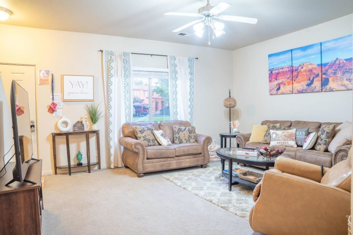 Spacious Townhome By Utah National Parks Sleeps 8 - Kanab, UT