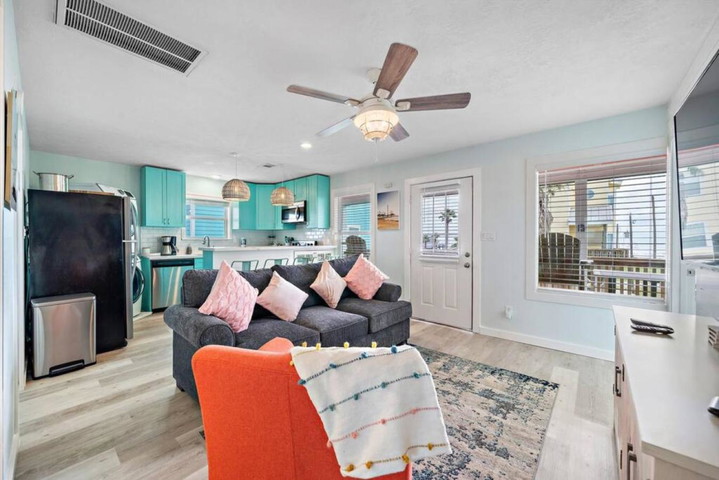 Beach Cottage Close To The Beach With Fire Pit - Galveston, TX