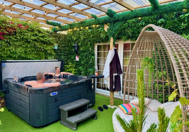 Finn Village - The Jungle Room - En-suite Room With A Private Hot Tub - Drymen