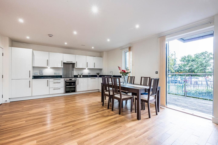 3 Bedroom Apartment With Secure Parking, Wembley 2 Miles, Tube 200m - Twickenham