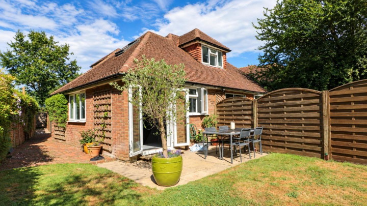 Surrey Country House Sleeps 6 With Parking - Shere