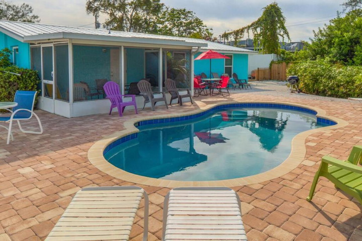 Pool View, One Bedroom Walk To Beach Daily Rentals - Siesta Key, FL