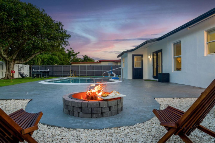 Fun Miami Pool Home Pickable Firepit Pingpong - Miami Gardens, FL
