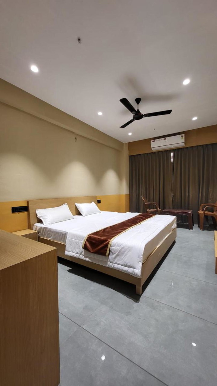Hotel Trp - Vapi