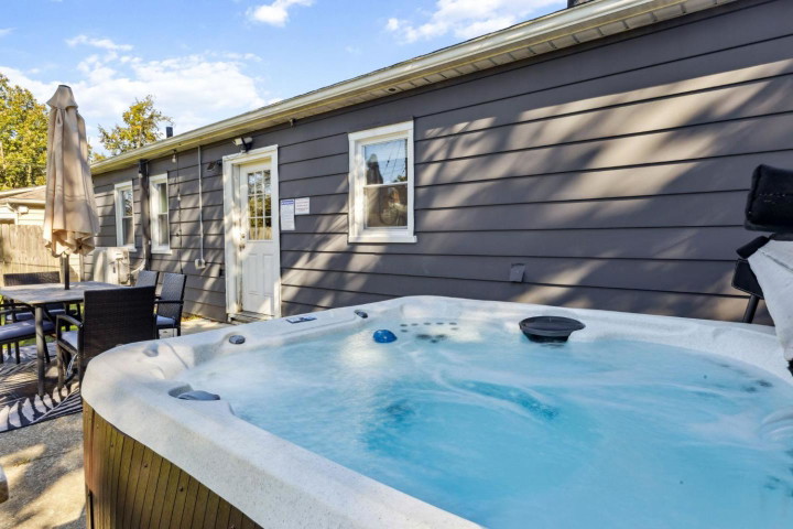 2br With Private Hot Tub - Parma, OH