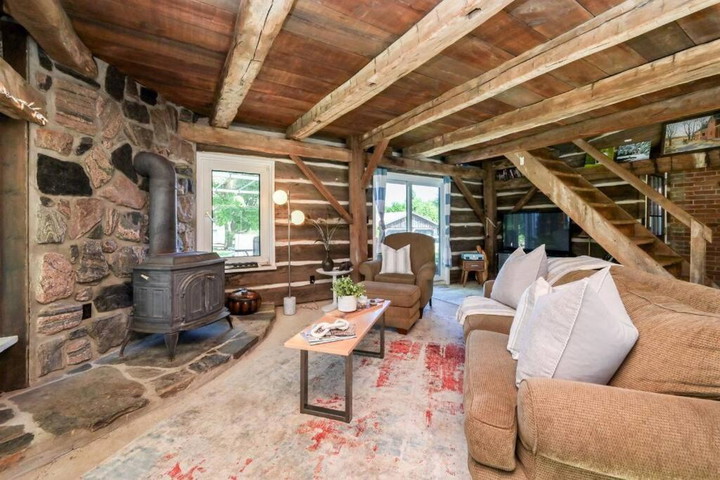 A Charming, Rustic 150 Year Old Carriage House - Hockley Valley